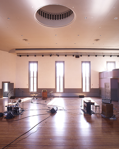 Setting the stage - The Magazine Antiques