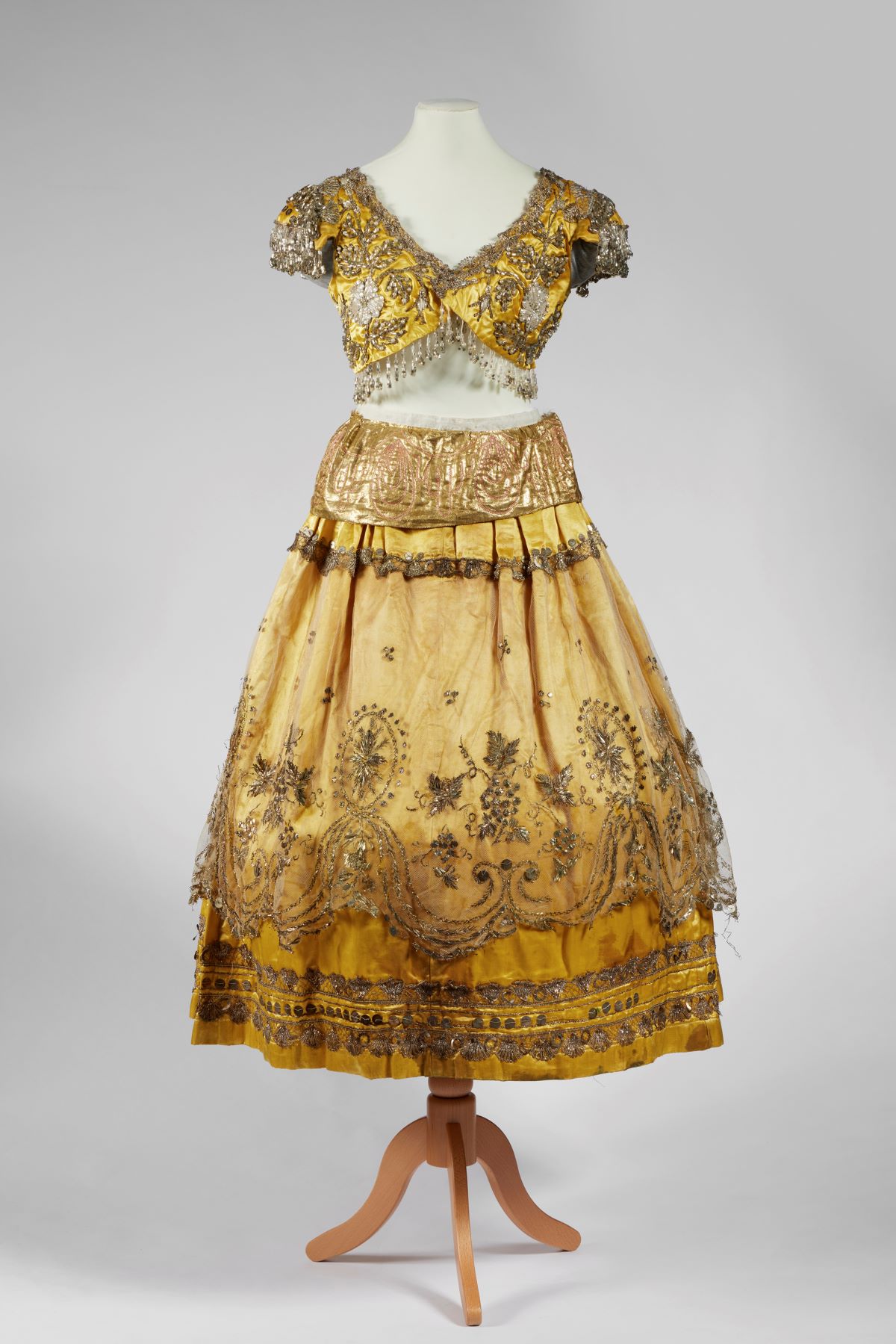 Couture for Portraiture - The Magazine Antiques